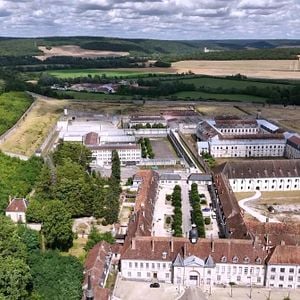 À l'ombre de l'abbaye de Clairvaux - Film documentaire 2024 - AlloCiné
