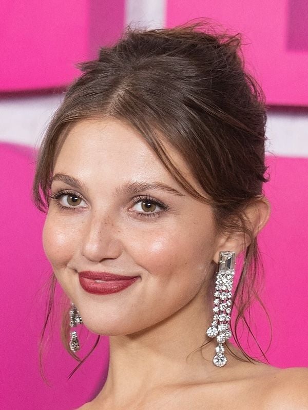 Mia McKenna-Bruce : Sa biographie - AlloCiné