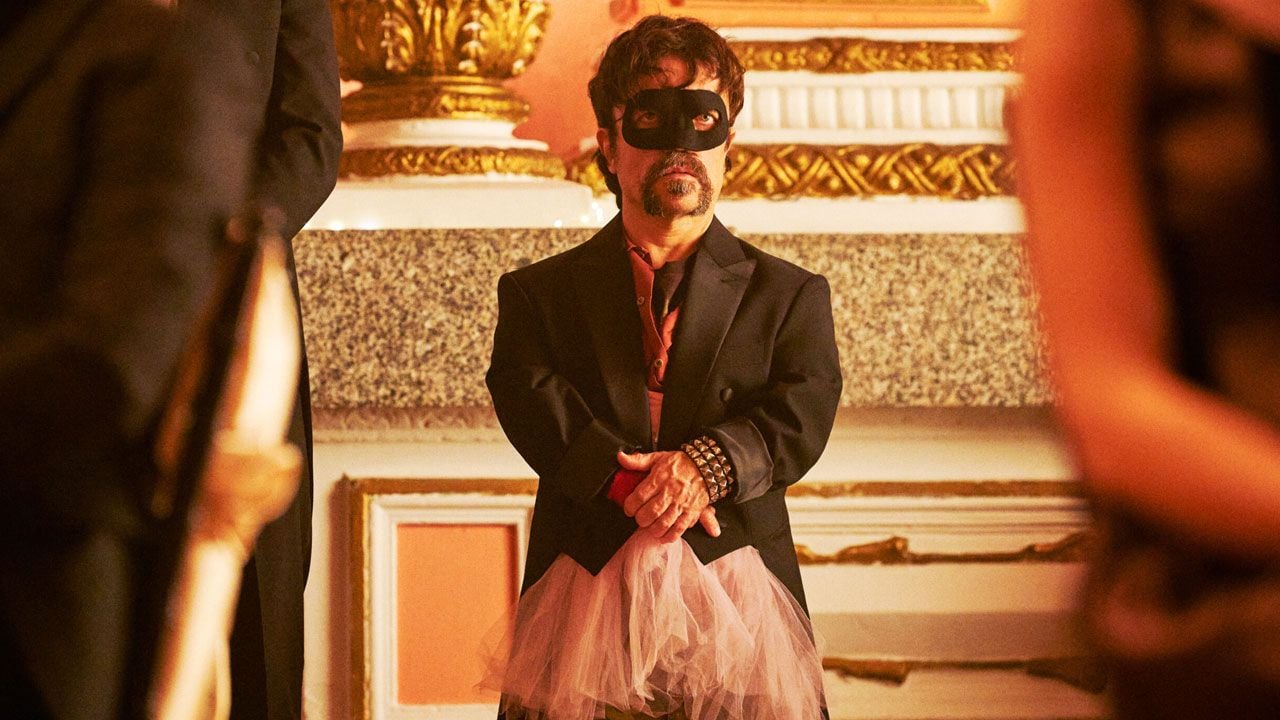 Elijah Wood est méconnaissable dans cette parodie de super-héros trash ...