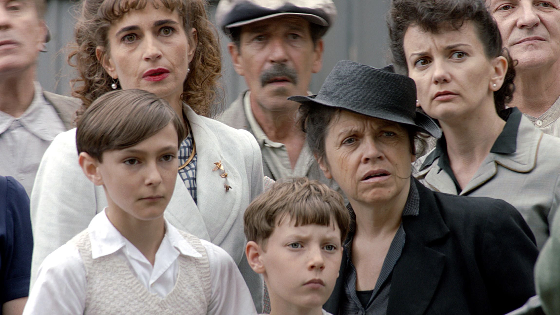 Un Village Français : Photo Emmanuelle Bach, Max Renaudin, Maxim ...