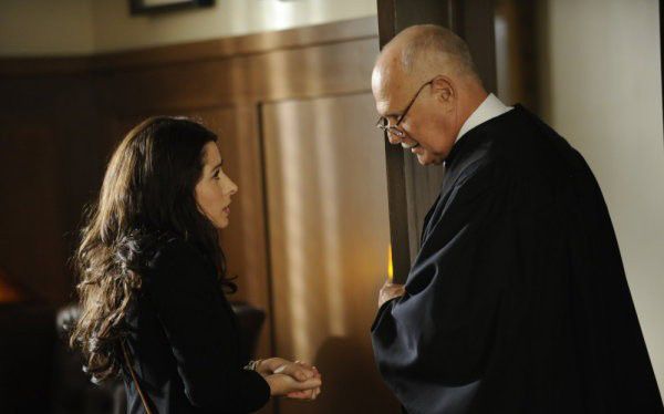 Facing Kate : Facing Kate : Photo Gerald McRaney, Sarah Shahi - 46 sur ...