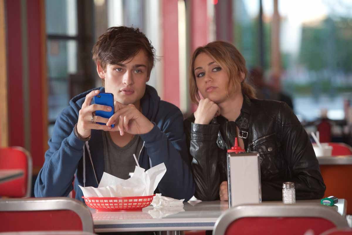 Photo de Douglas Booth - LOL USA : Photo Miley Cyrus, Douglas Booth ...
