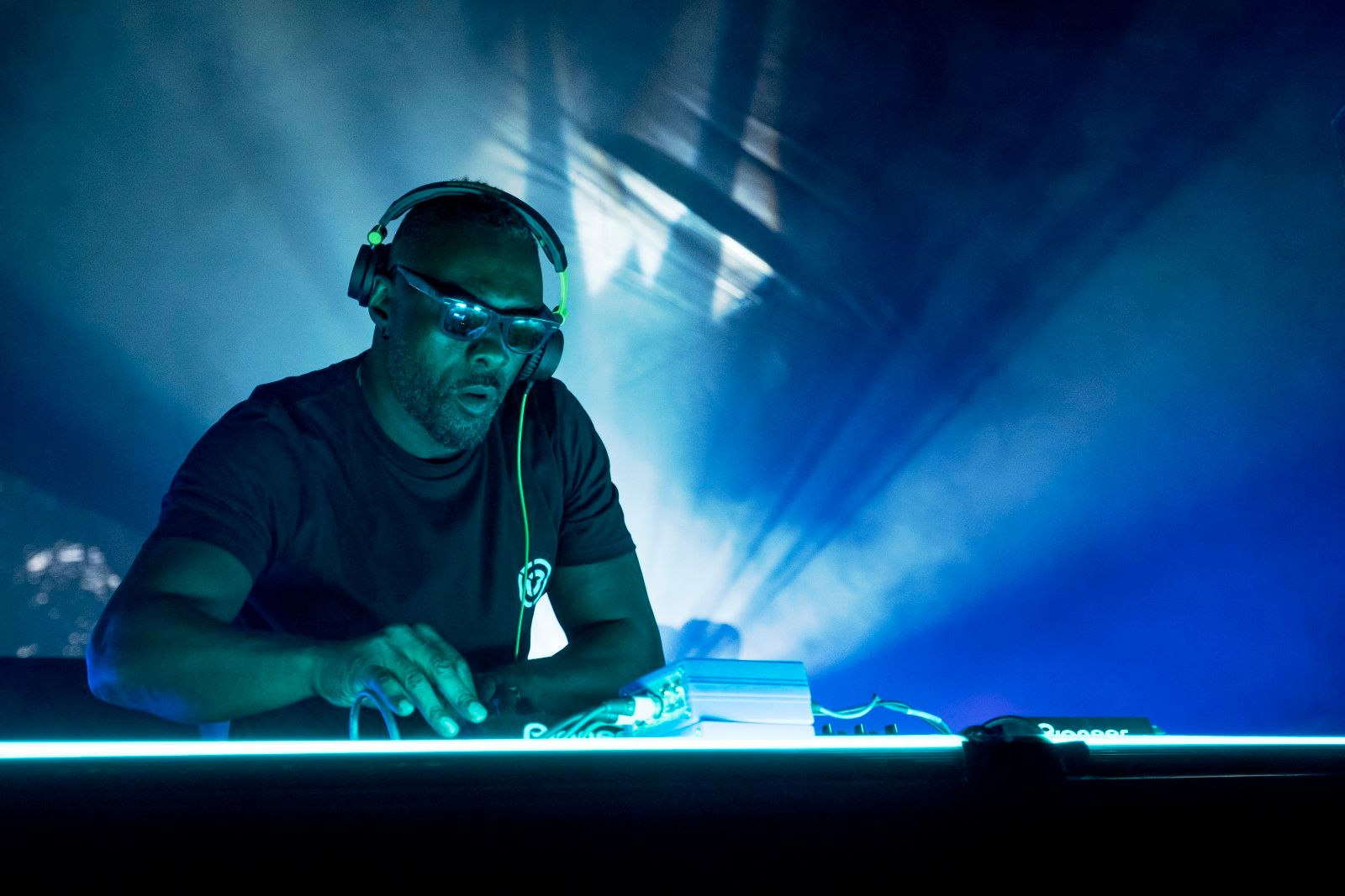 Charlie, monte le son : Photo Idris Elba - 12 sur 15 - AlloCiné