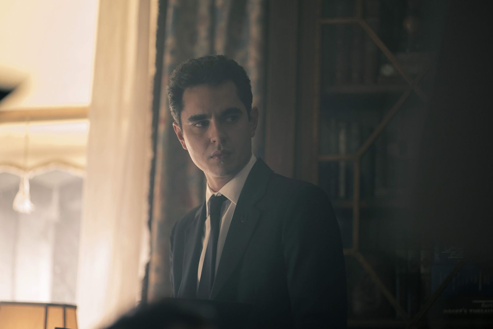 Photo de Max Minghella - The Handmaid’s Tale : la servante écarlate ...