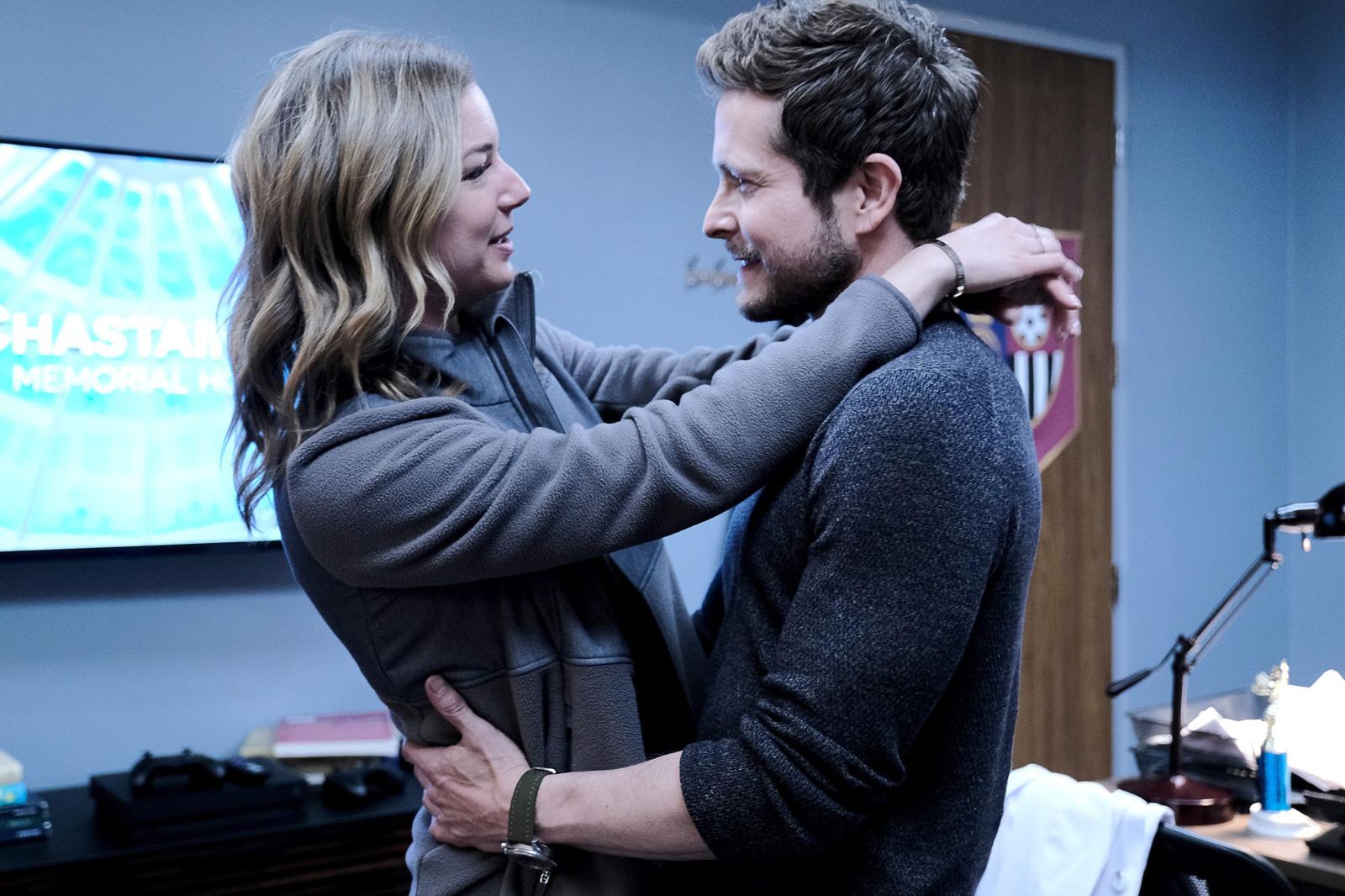 The Resident : The Resident : Photo Matt Czuchry, Emily VanCamp - 83 ...