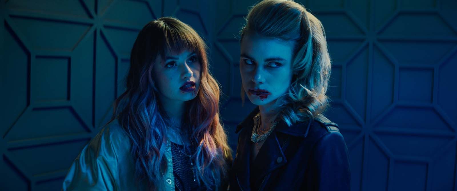 Photo de Debby Ryan - Night Teeth : Photo Lucy Fry, Debby Ryan - Photo ...