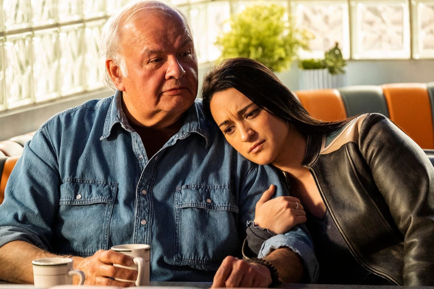 Photo de Sara Tomko - Resident Alien : Photo Gary Farmer, Sara Tomko ...