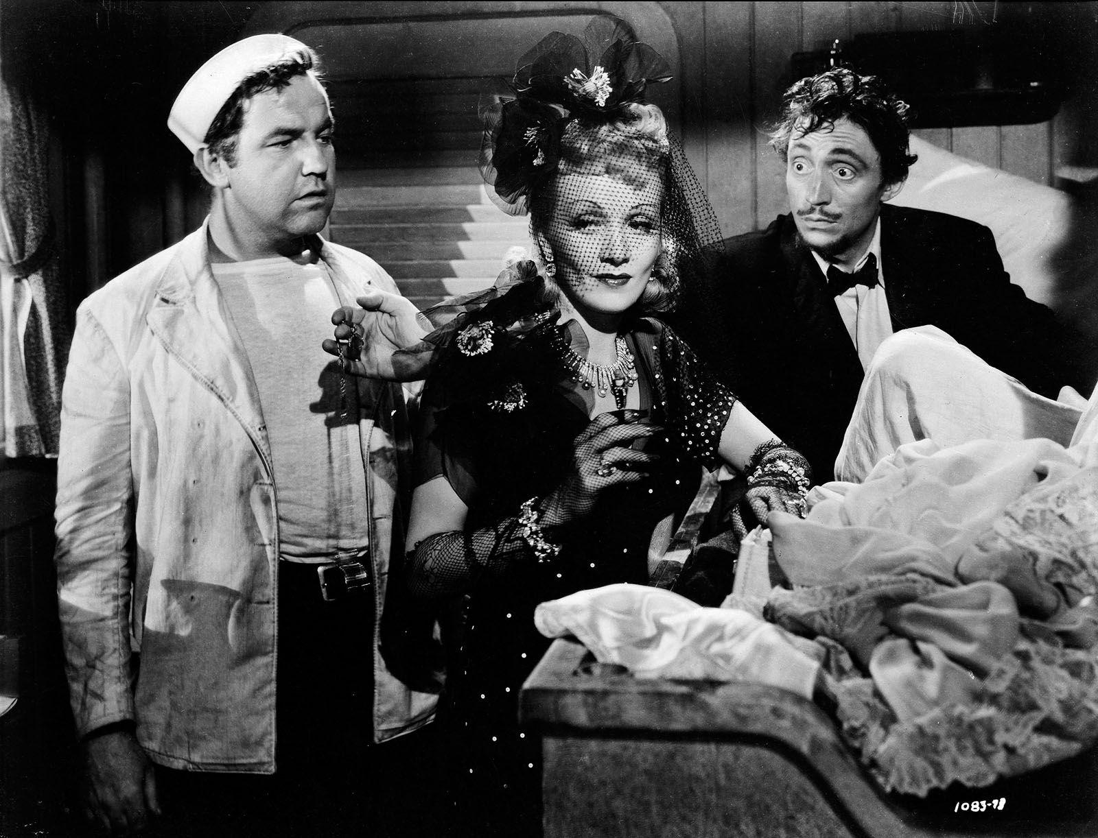 Photo de Marlene Dietrich - La Maison des 7 péchés : Photo Mischa Auer ...