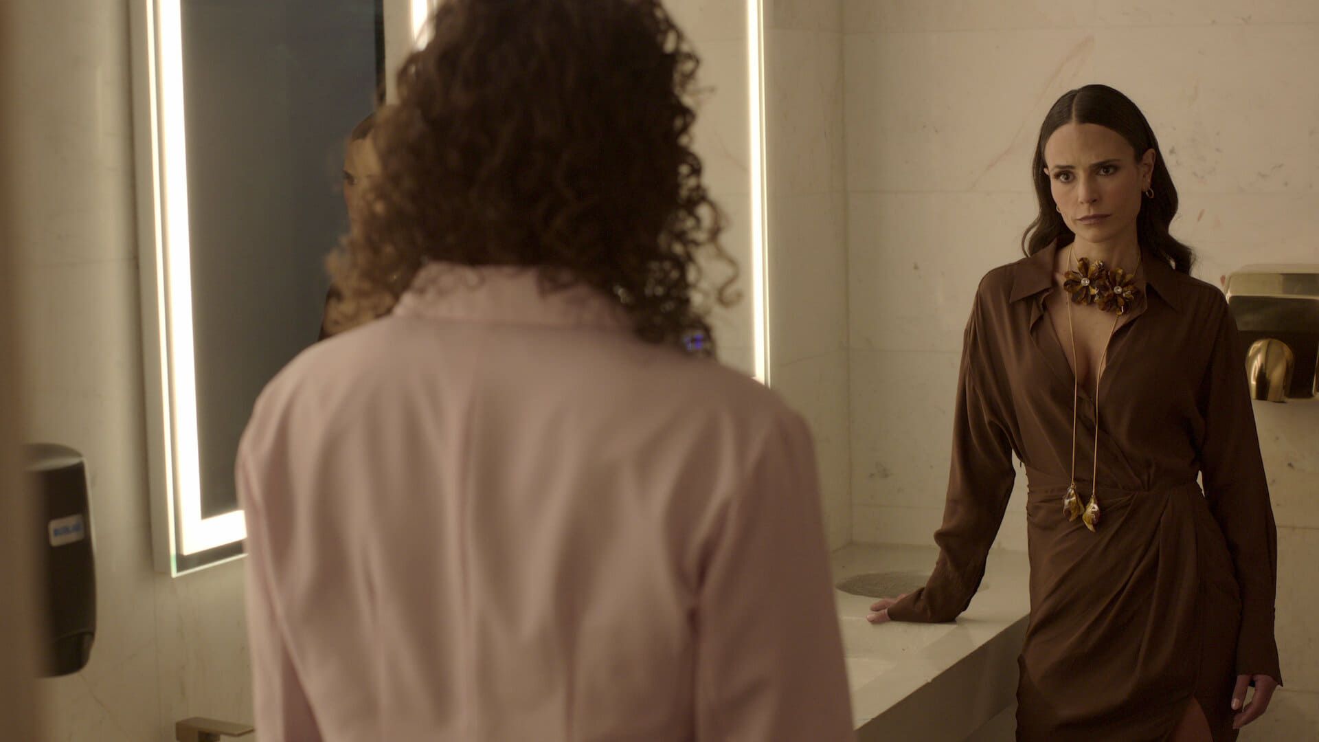 Poster Neon saison 1 - Affiche 4 sur 30 - AlloCiné