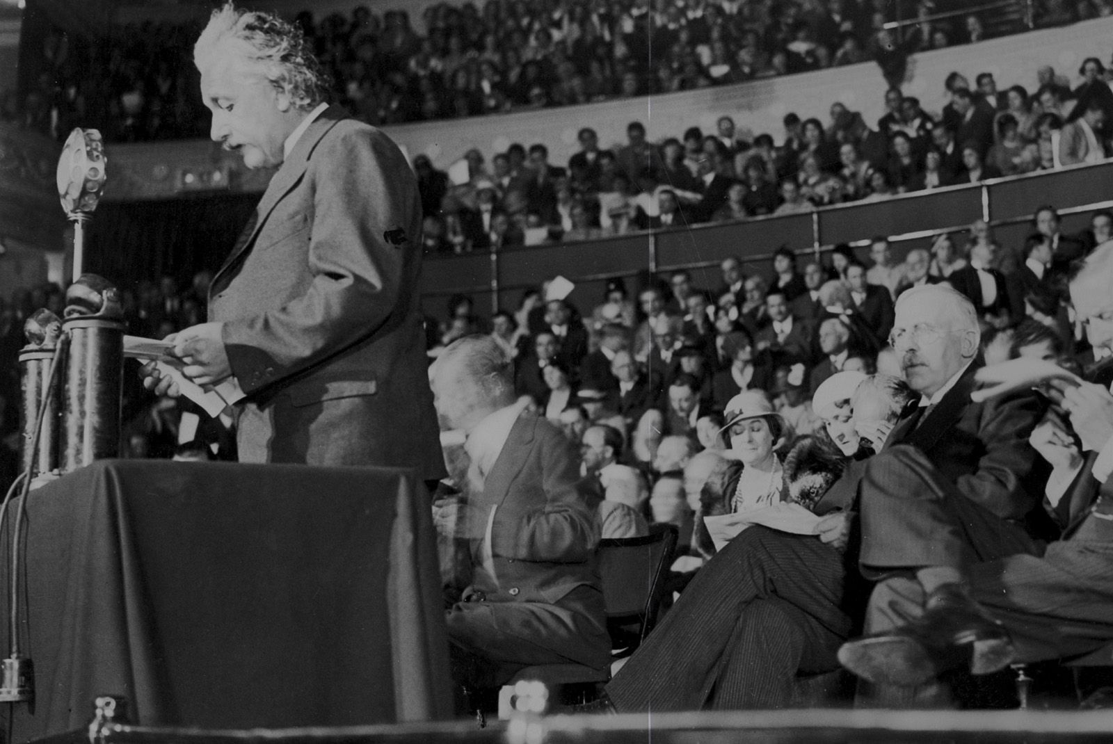 Photo du film Einstein et la bombe - Photo 15 sur 24 - AlloCiné