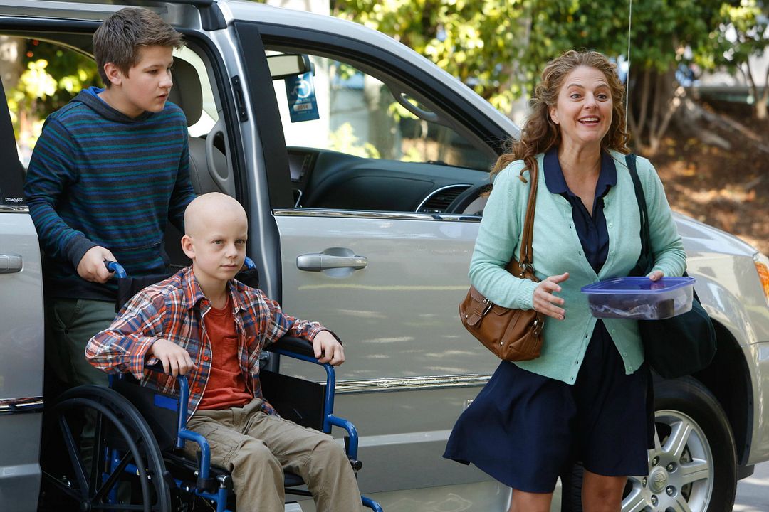 Photo de Niko Baur - Rake (US) : Photo Annie Mumolo, Alexander Ecker ...