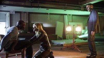 Poster V (2009) saison 2 - Affiche 5 sur 158 - AlloCiné