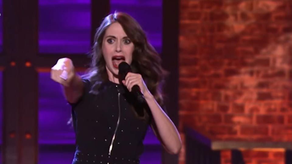 Alison Brie surprend le public en Lip Sync Battle - AlloCiné