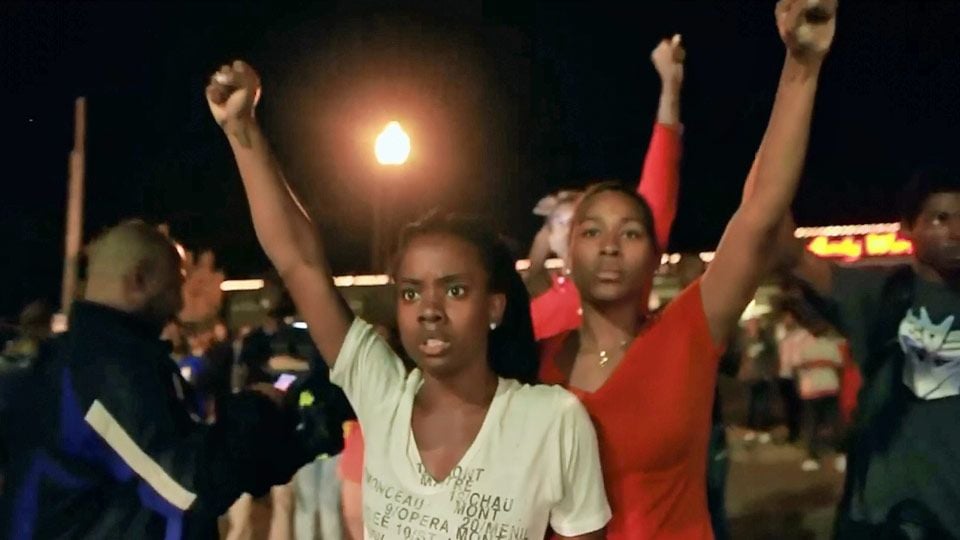 Trailer du film Whose Streets? - Whose Streets? Bande-annonce VO - AlloCiné