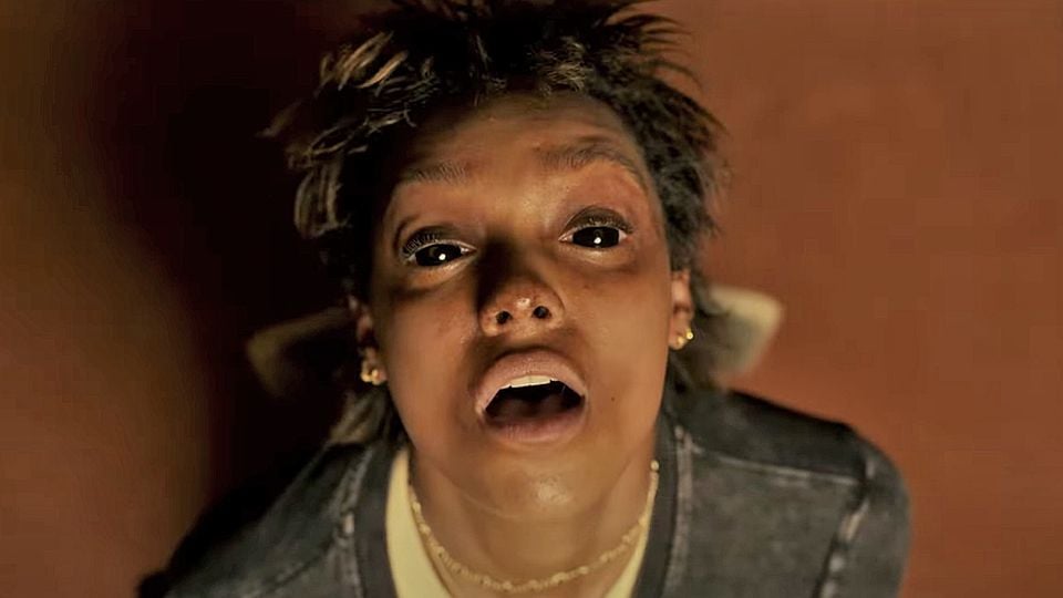 Trailer du film La Main - La Main Bande-annonce VO - AlloCiné